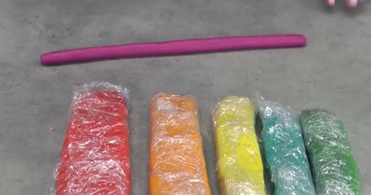 4 féle színes tésztát gyúr hengerré, ezután jön a varázslat! - Érdekességek